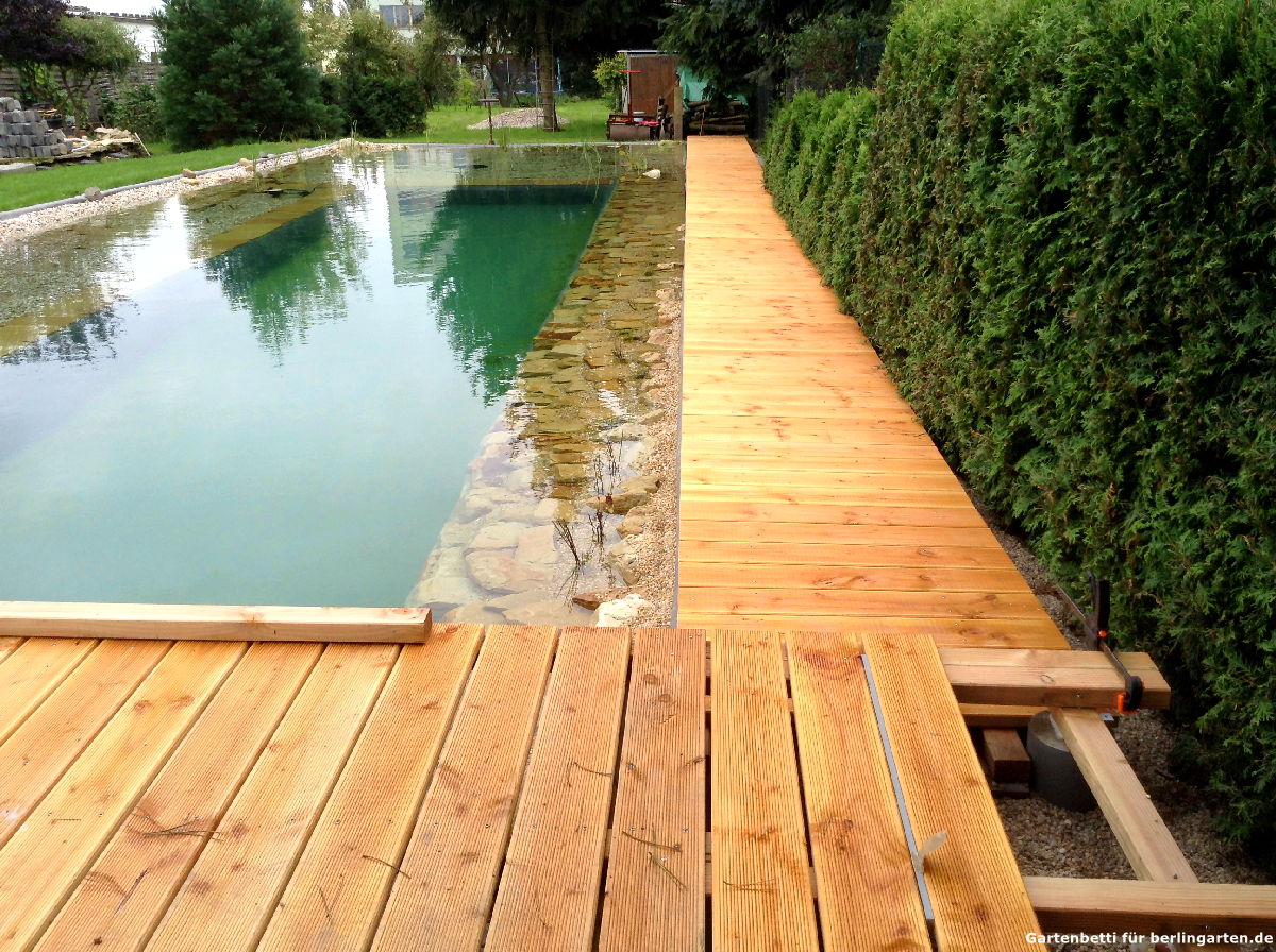 Einen Schwimmteich selber bauen: So geht's in Eigenleistung